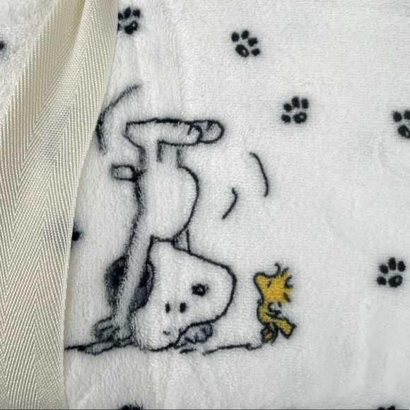 Peanuts | Bedding | Peanuts Snoopy Paw Print Throw Blanket White 9x90 ...